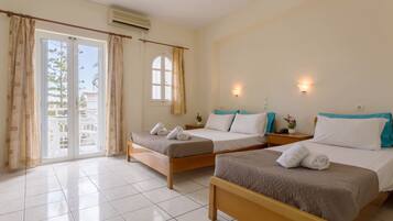 Quarto Triplo Básico, varanda | Cofre no quarto, ferro/tábua de engomar, Wi-fi grátis