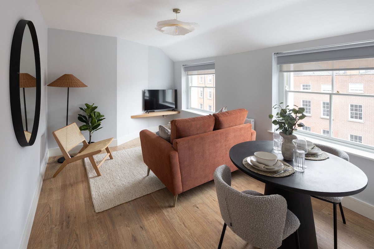 Apartamento | Sala de estar | TV de ecrã plano