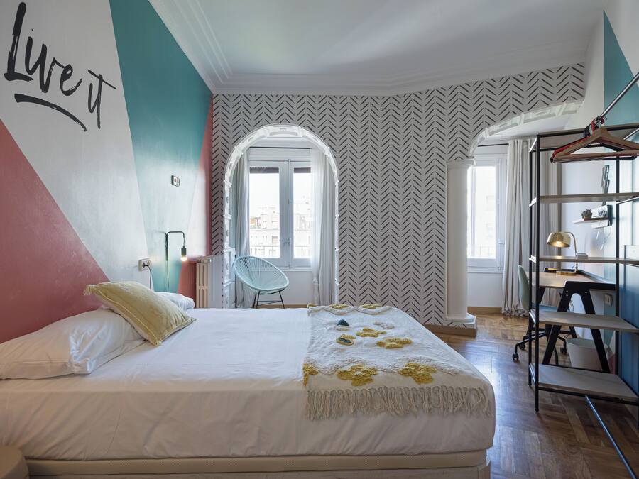 Quarto Duplo Premium, casa de banho partilhada | Edredões de penas, secretária, Wi-fi grátis, roupa de cama fornecida