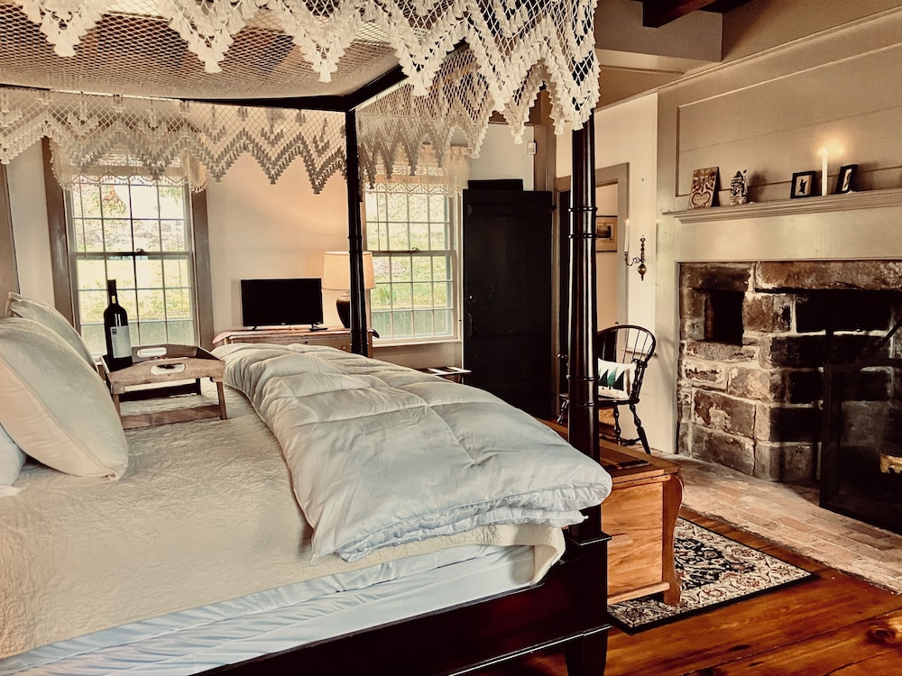 Romantic, Historic Haskell House near Casinos, Spa, Ocean Beach, Mystic ...