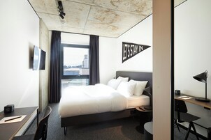 Escrivaninha, espaço de trabalho para notebook, cortinas blackout