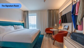 Estúdio conforto | Escrivaninha, espaço de trabalho para notebook, cortinas blackout