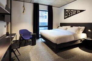 Escrivaninha, espaço de trabalho para notebook, cortinas blackout