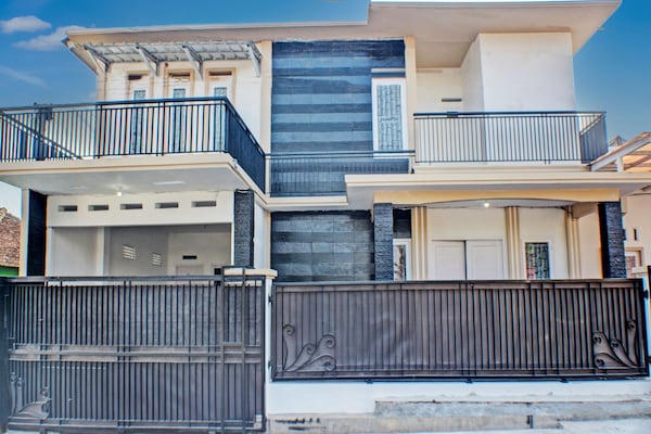 Oyo Life 91504 De Vila Ungu Syariah - Ciamis