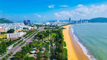 Na praia, praia de areia branca