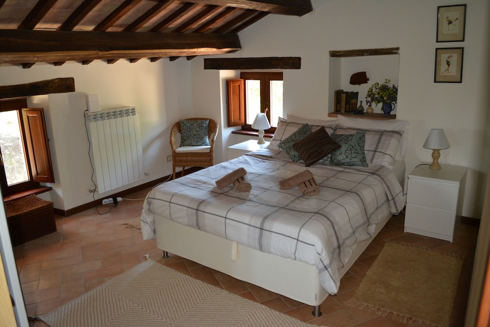 Casa Flori Restored farmhouse with spectacular views of Sibillini ...