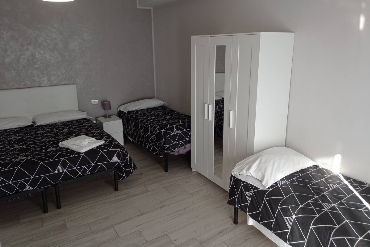 Quarto Quádruplo Comfort | Secretária, cortinas/cortinados opacos, ferro/tábua de engomar