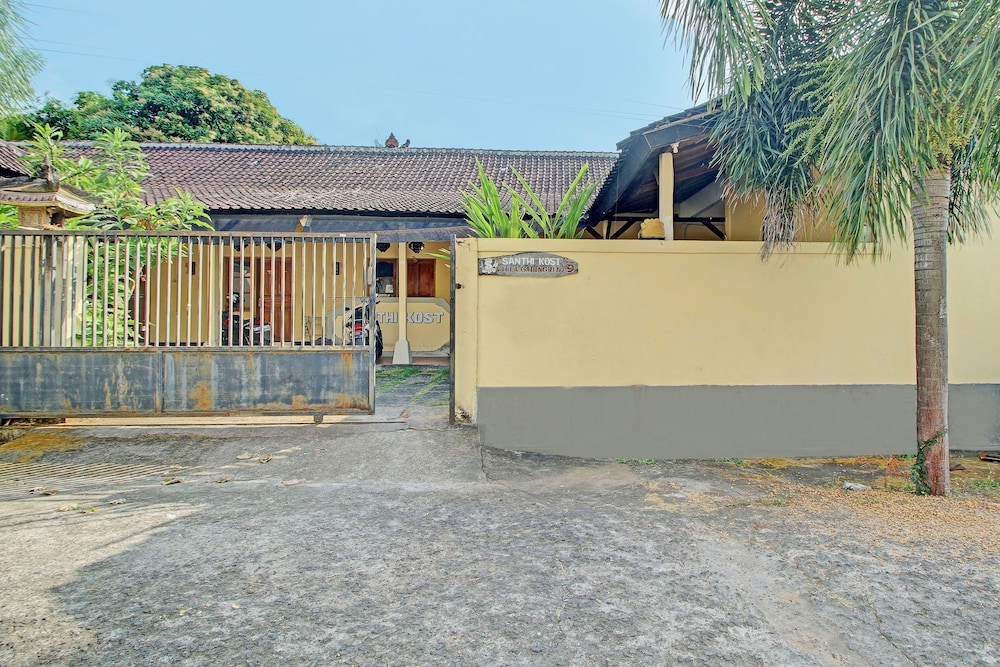 Oyo Life 92954 Shanti Kost - Singaraja