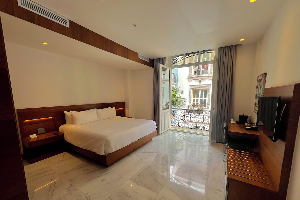 Quarto Deluxe | Roupa de alta qualidade, cofre no quarto, secretária