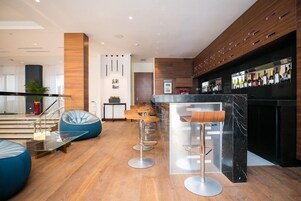 Uma cozinha moderna com ilha de mármore, espaço para bar e assentos.