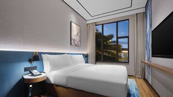 Suíte luxo, 1 cama King | Edredons de pluma, frigobar (abastecido com alguns itens grátis)