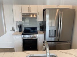 Geladeira grande, micro-ondas, fogão, cooktop