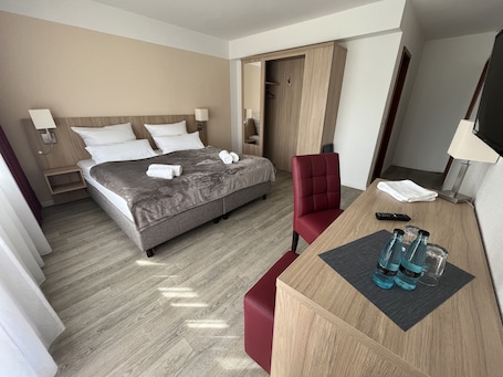 Quarto casal standard | Escrivaninha, Wi-Fi de cortesia. Schröders Gästehaus