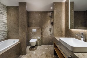 Suíte, 1 cama Queen | Frigobar, cofres nos quartos, individualmente decorados