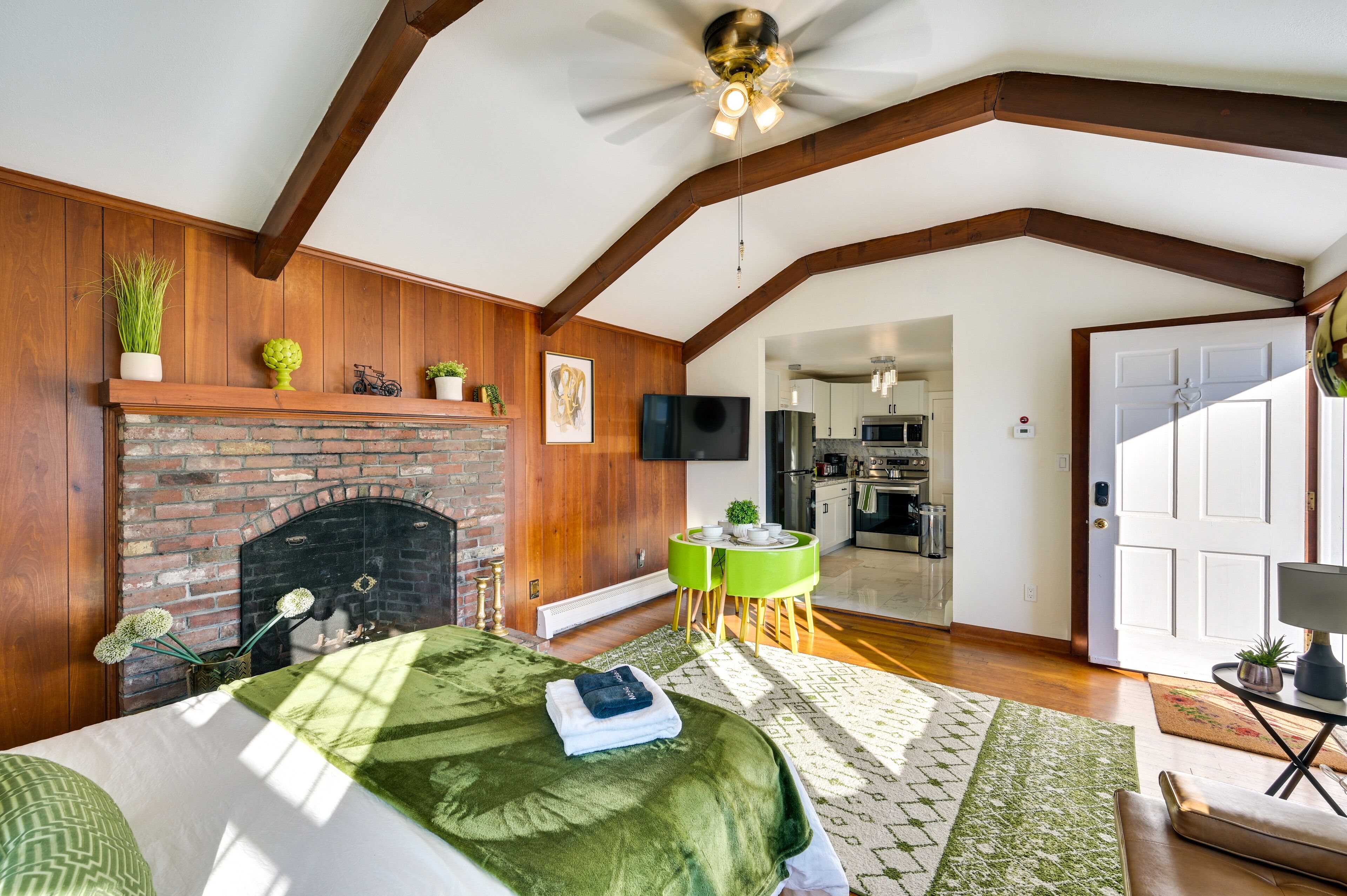 1 Mi To Downtown Salem: Studio W/ Fire Pit Access - Beverly, MA