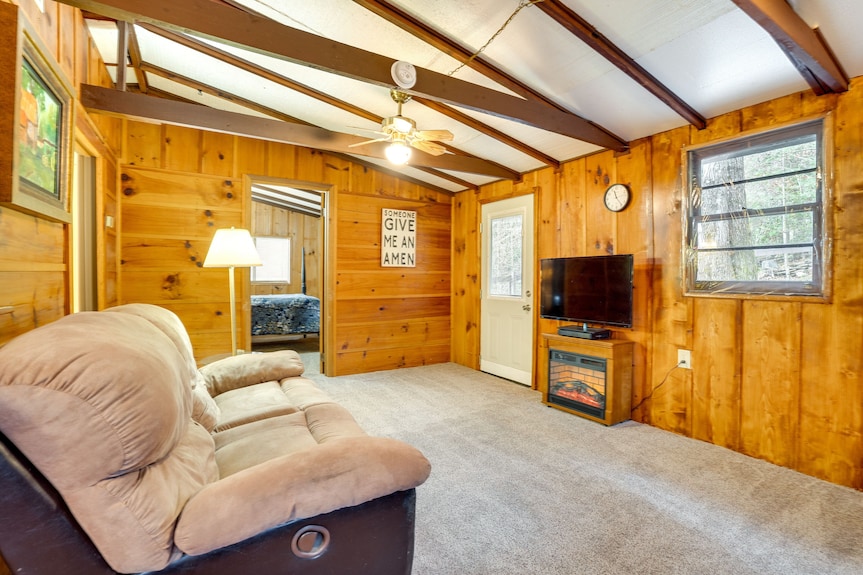Peaceful Warne Cabin: Fenced Yard & Screened Porch - Blairsville, GA