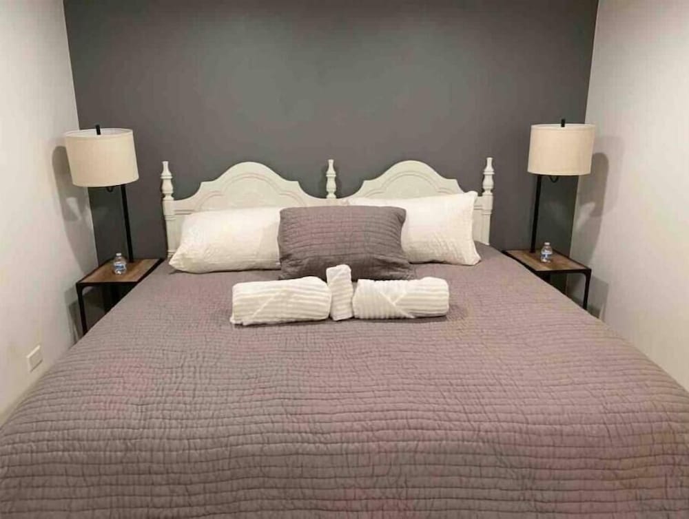 Chicago-burb -Medinah -1 King And 1 Queen Beds - Wheaton, IL