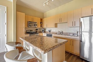 Apartamento conforto | Cozinha privada | Geladeira grande, micro-ondas, fogão, lava-louças