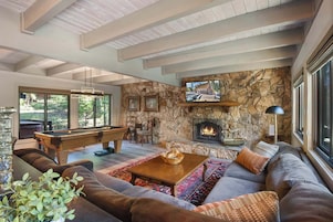 Casa, vĂĄrias camas, pĂĄtio, vista para a montanha (Serenity on Statford) | Sala de estar | Televisor de ecrĂŁ plano de 50 polegadas com canais digitais, lareira