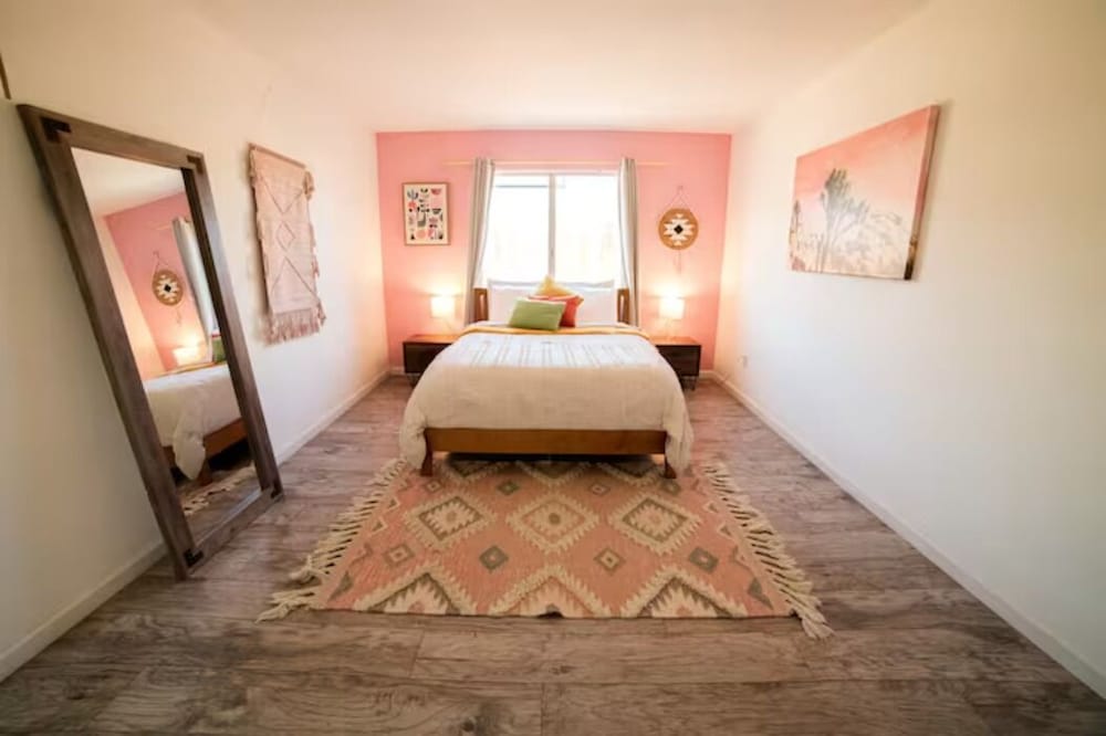 Pet Friendly, Desert Chic Home + Spa - 約書亞樹