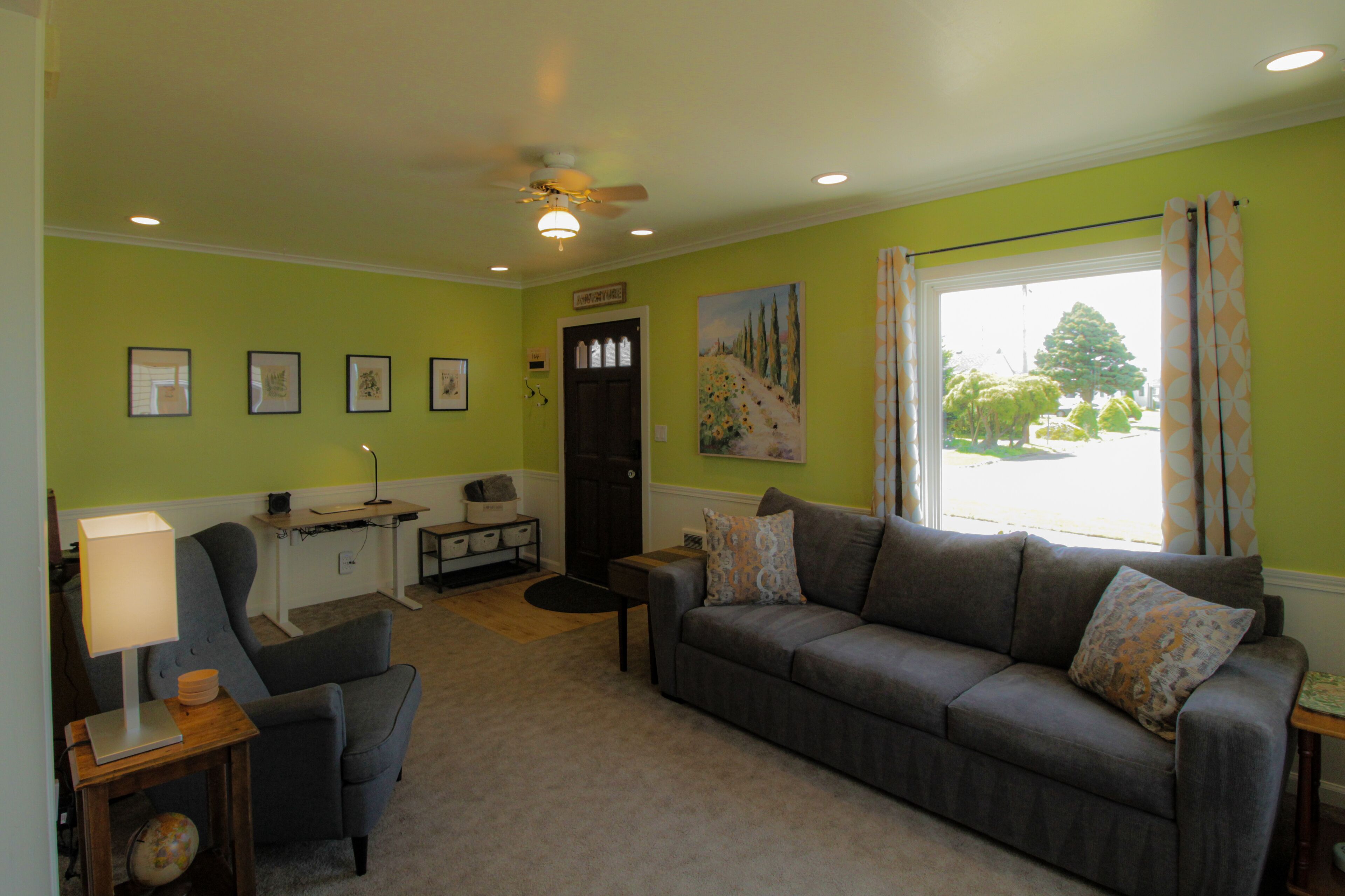 Work Away Ready, Dog Friendly. Downtown Tillamook - Modern Vintage - Tillamook, OR