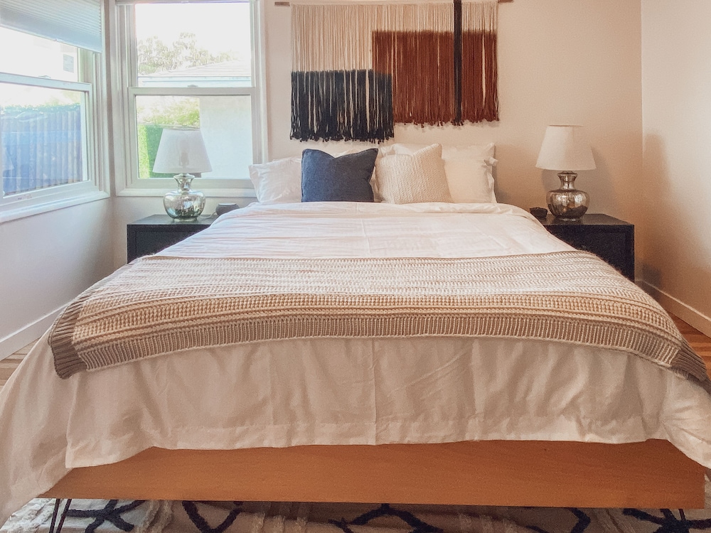 Retro Vibes - Updated 1950s 1 Br/1 Bath Duplex Unit - Long Beach, CA