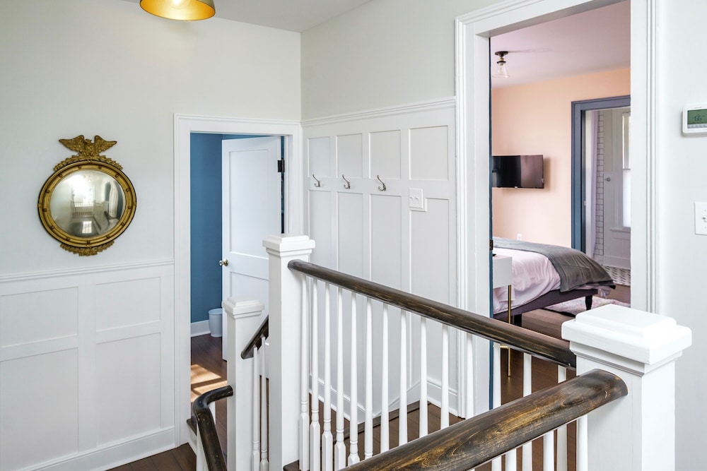 Newtown Retreat: Award-winning Renovation + Ideal Location - 스톤턴