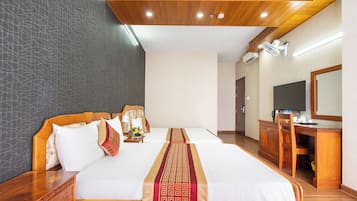 Quarto Quádruplo Familiar | Minibar, cofre no quarto, Wi-fi grátis, roupa de cama fornecida