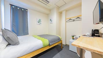 Quarto econômico | Escrivaninha, cortinas blackout, Wi-Fi de cortesia, roupa de cama