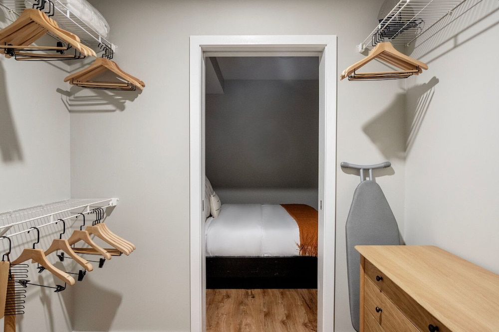 Wonderful Mount Vernon 1br W/ Pet Washing & Bike Storage, By Blueground - Washington, D.C.