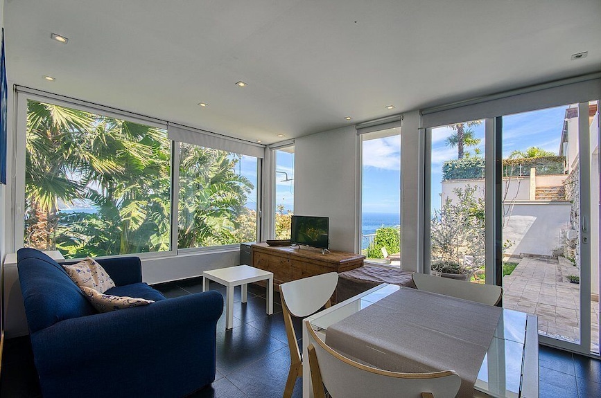 Villa Edipo Grande: A Bright Three-story Villa Which Faces The Sun And The Sea, With Free Wi-fi. - Taormina