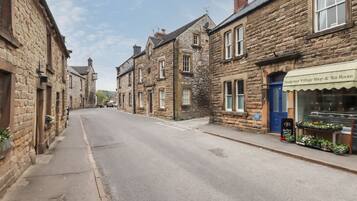 2 quartos, com decoração personalizada, com mobília individualizada