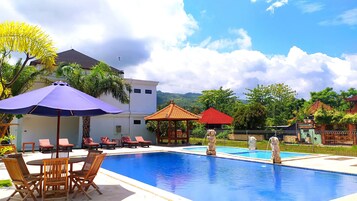 2 piscinas exteriores, espreguiçadeiras 