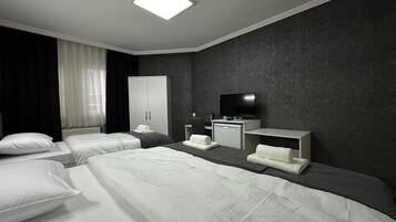 Quarto Triplo Standard | 1 quarto, roupa de alta qualidade, minibar, secretária