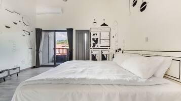 Quarto de hotel moderno com uma cama grande, uma escrivaninha e vista para o exterior.