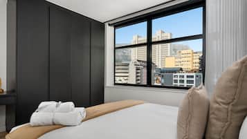 Suíte clássica, 1 cama de casal | 1 quarto, cofres nos quartos, escrivaninha