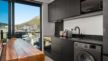 Apartamento luxo | Cozinha privada | Geladeira grande, micro-ondas, fogão, cooktop