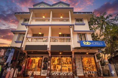 Fabhotel Grand Royal Palms