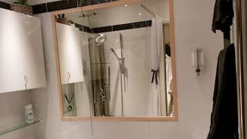 Apartamento | Banheiro | Chuveiro, secador de cabelo, toalhas de banho