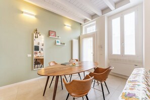 Apartamento Exclusivo | Sala de estar | Televisor de ecrã plano de 45 polegadas com canais via satélite 