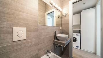 Apartamento Executivo | Casa de banho | Um polibã, um secador de cabelo, um bidé, toalhas fornecidas