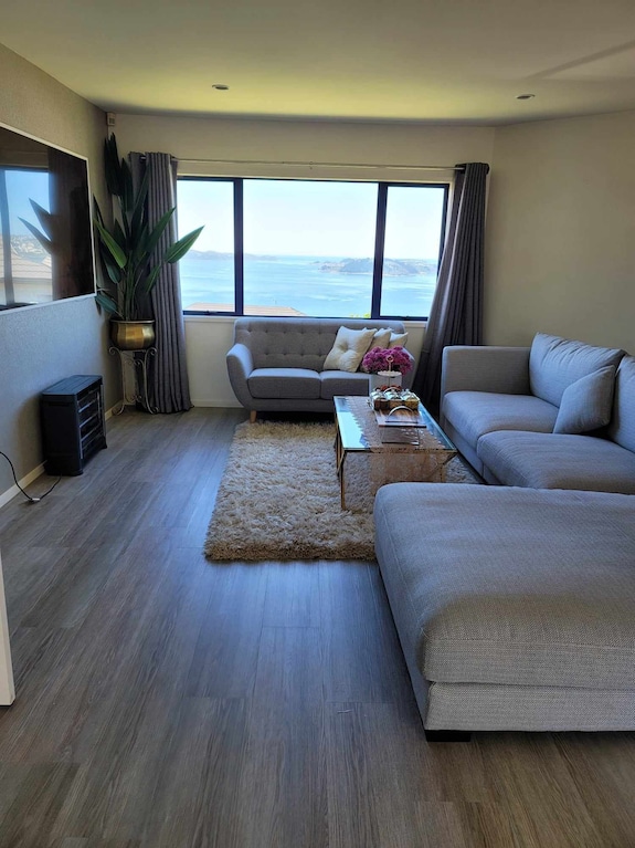 Scenic Haven: Warm, Ethnic Charm - Wellington