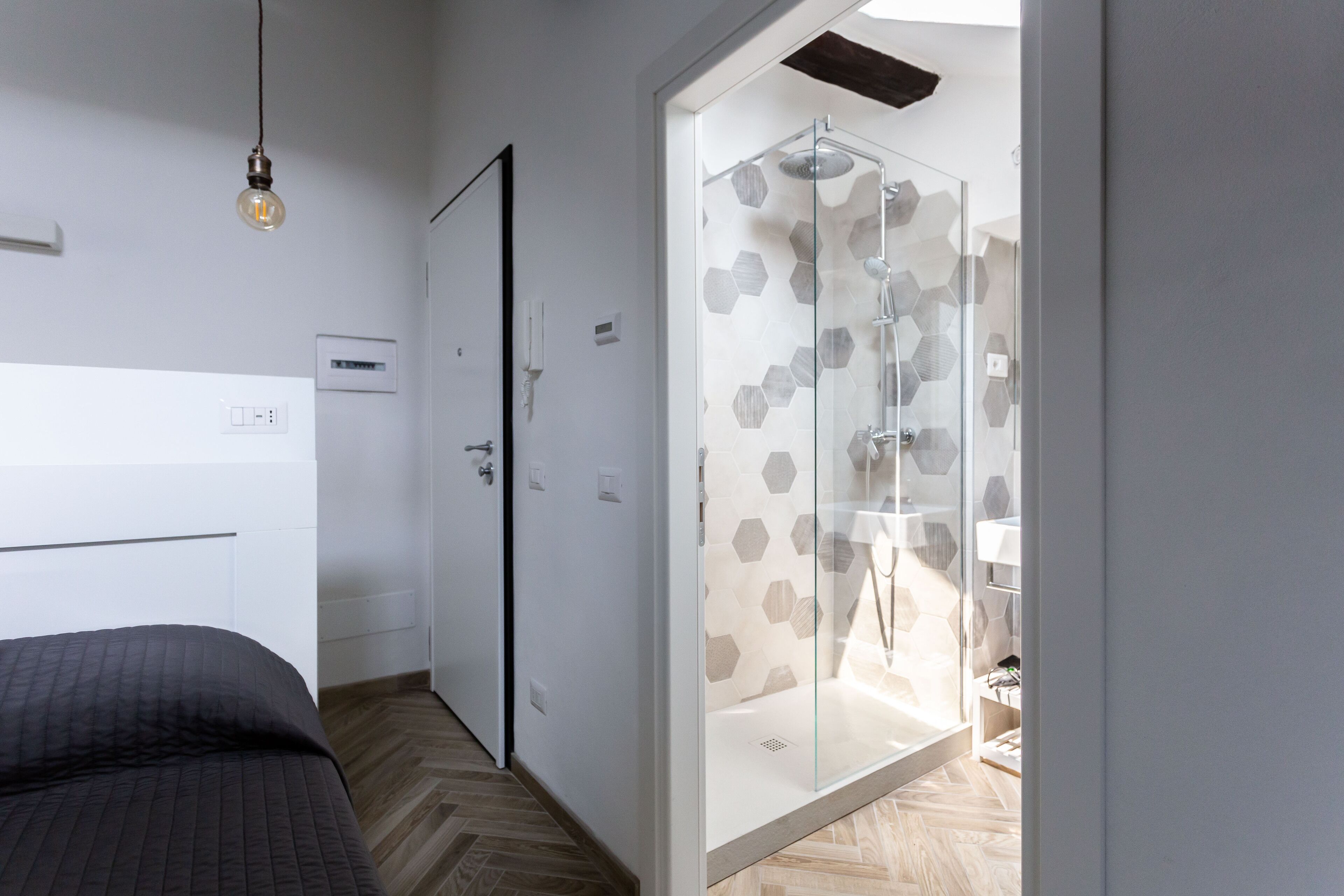Apartamento conforto | Banheiro | Chuveiro, chuveiro com efeito de chuva, secador de cabelo, bidê