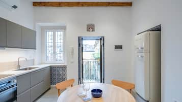 Apartamento Familiar | Cozinha privada | Um frigorífico/congelador grande, um micro-ondas, um forno