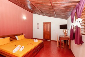 Bungalow Deluxe | Cofre no quarto, com mobília individualizada, secretária 