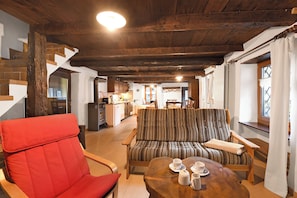 Chalé Familiar, 3 quartos, 2 casas de banho (Rustico al platano 2) | Sala | TV de ecrã plano, lareira