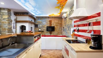 Apartamento Deluxe, 1 quarto, não fumadores, vista para as vinhas | Sala de estar | Televisor LCD de 90 cm com canais de TV premium