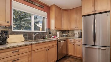 Apartamento em Condomínio Fechado, 2 quartos | Cozinha privada | Um frigorífico, um forno, uma cafeteira/bule, uma torradeira