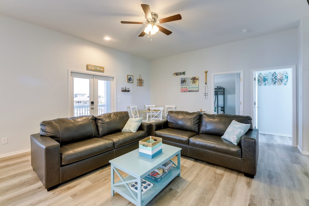 Community Pool Access & Bay View: Rockport Home! - Bayside, TX