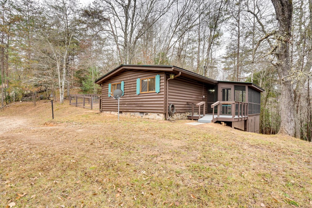 Peaceful Warne Cabin: Fenced Yard & Screened Porch - Blairsville